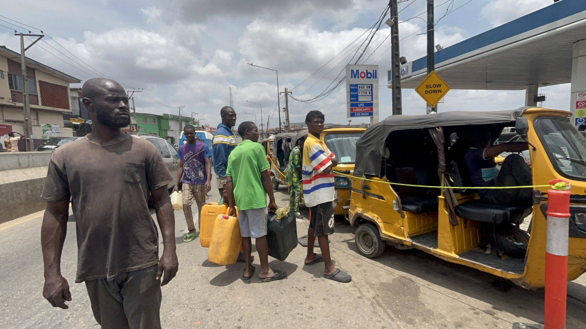 Petrol queues worsen in Lagos, Abuja as pump price increases [PHOTOS] - The Editorial