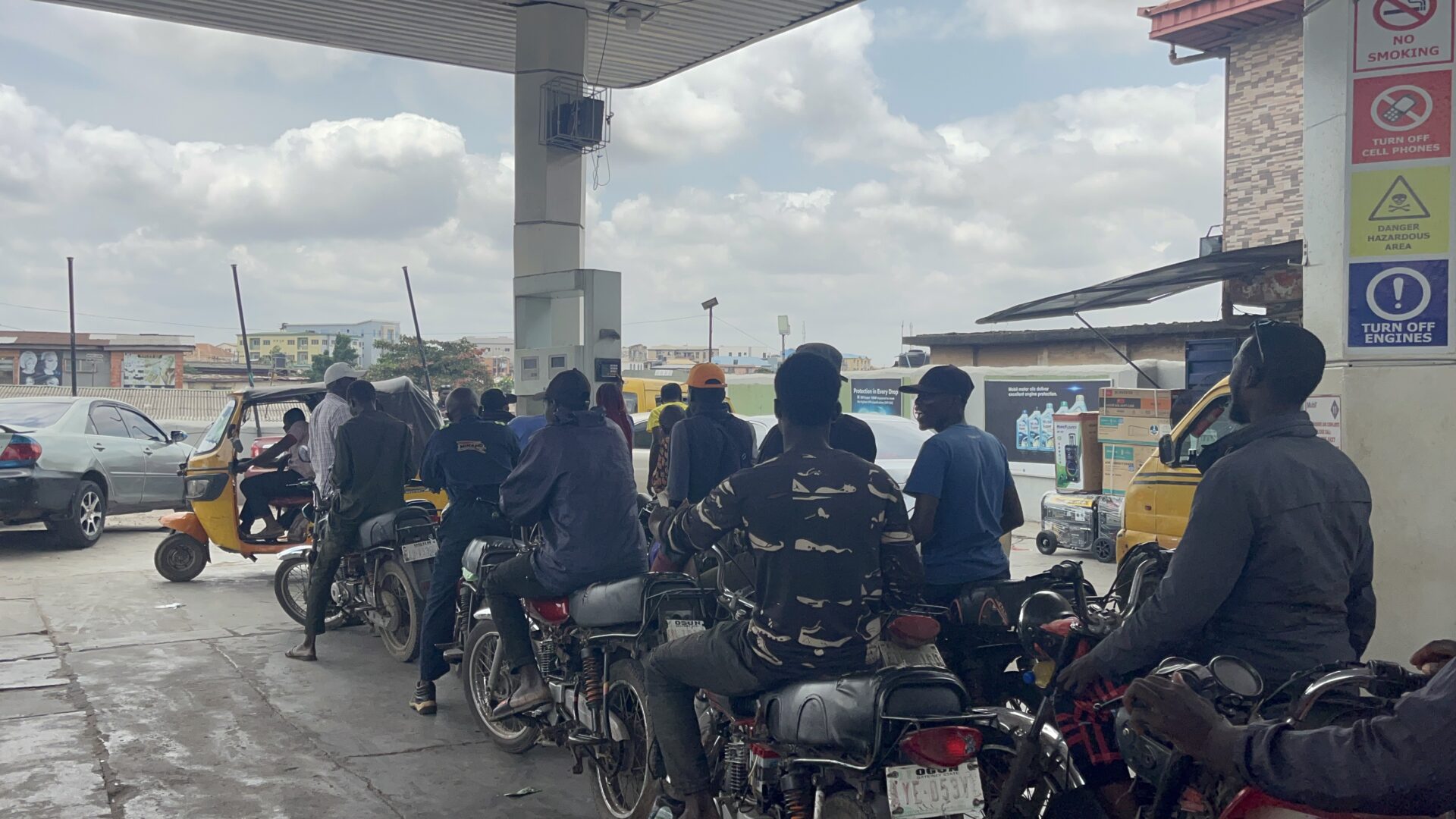 Petrol queues worsen in Lagos, Abuja as pump price increases [PHOTOS] - The Editorial